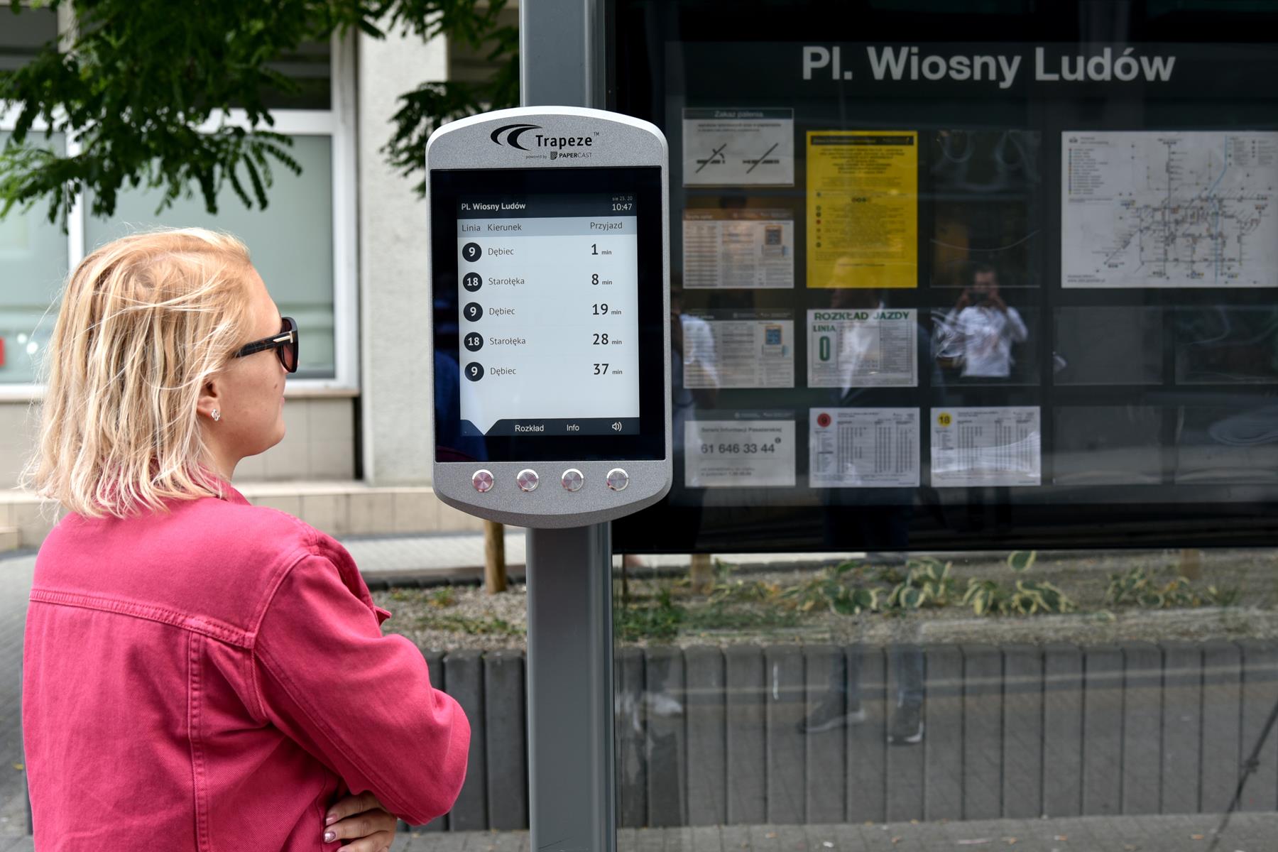 First multifunction e-paper bus stop display goes on trial in Poland ...